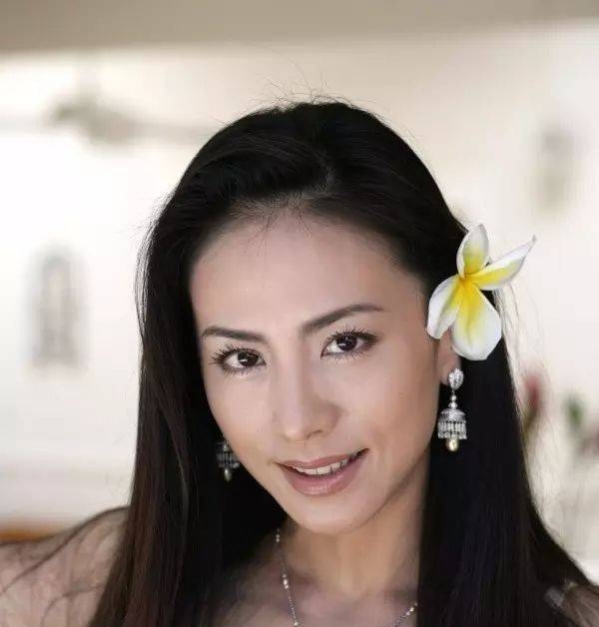 Sexy goddess Tian Li's rough love history: encountering a domestic violence man and marrying a ...