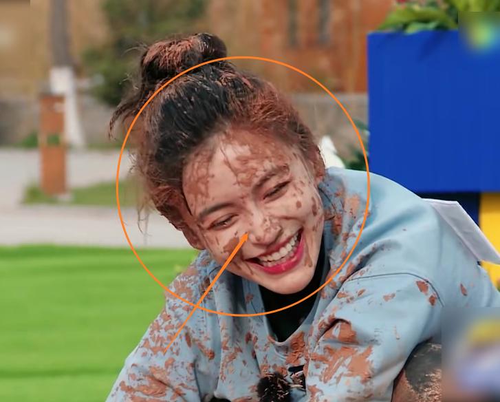 Song Yuqi hit her face with a pillow and watched the changes in her ...