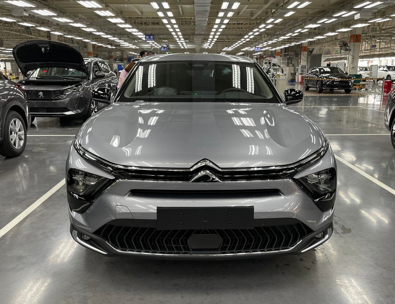 Factory shots of Versailles C5X, another "masterpiece" of Citroen, 1.6T+ elegant shape, handsome ...