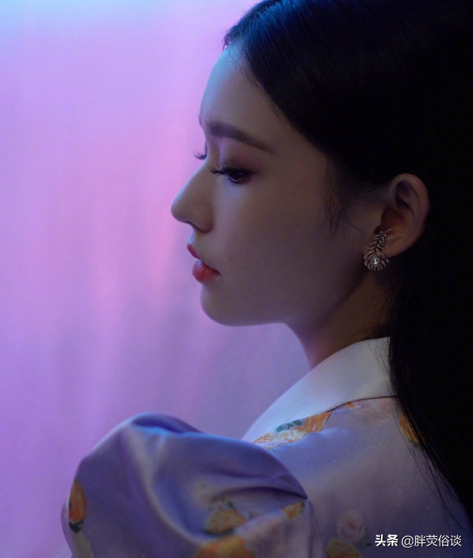 Lin Yun's purple palace-style printed blouse, with long black wavy hair ...