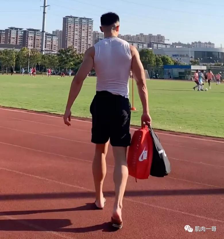 The 190cm football hunk shows off his muscles, and netizens are greedy ...