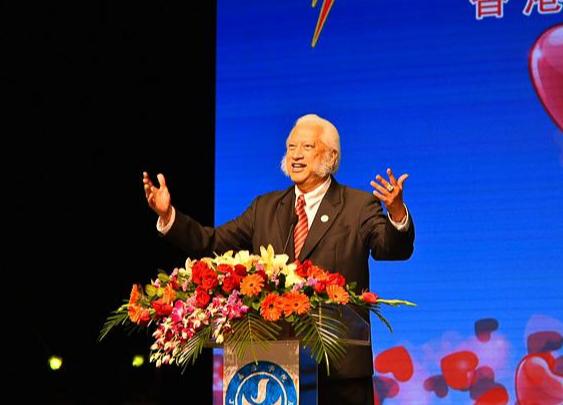 Xiong Delong: The Chinese with "foreign faces" raised the five-star red ...