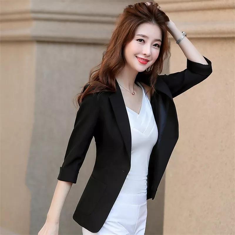 Beautiful white collar lady - iNEWS