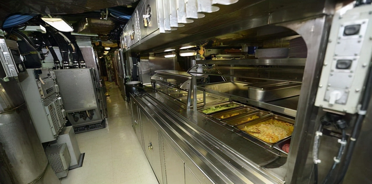 How difficult is it to cook on a submarine?The cooking method is ...