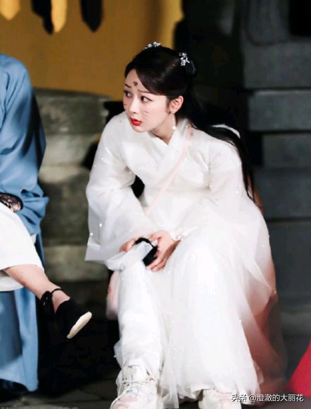 Cheng Yi dances on the set of Hengdian, but Yang Zi shoots on location ...