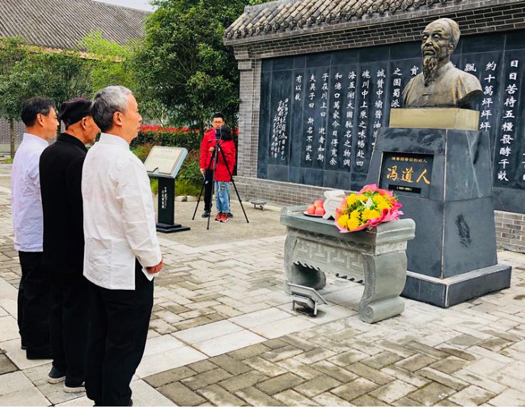 What does Feng Dao rely on "Four dynasties, six emperors" - iNEWS