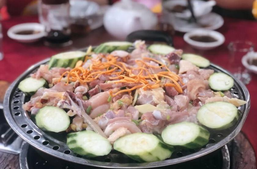 This small restaurant in Shunde specializes in sauna dishes. The sauna ...