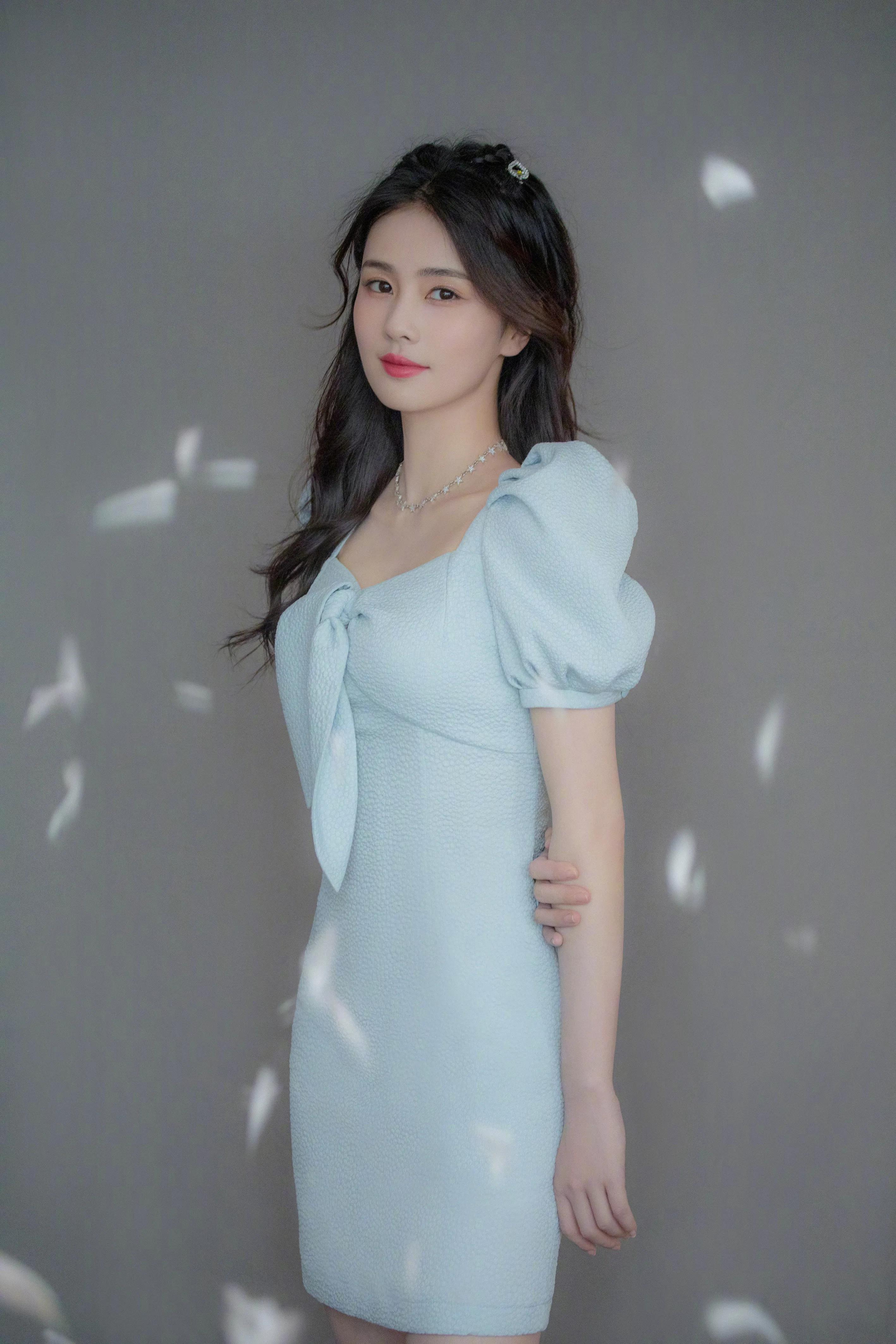 Stars: Jin Chen, Bai Lu, Li Qin - iNEWS