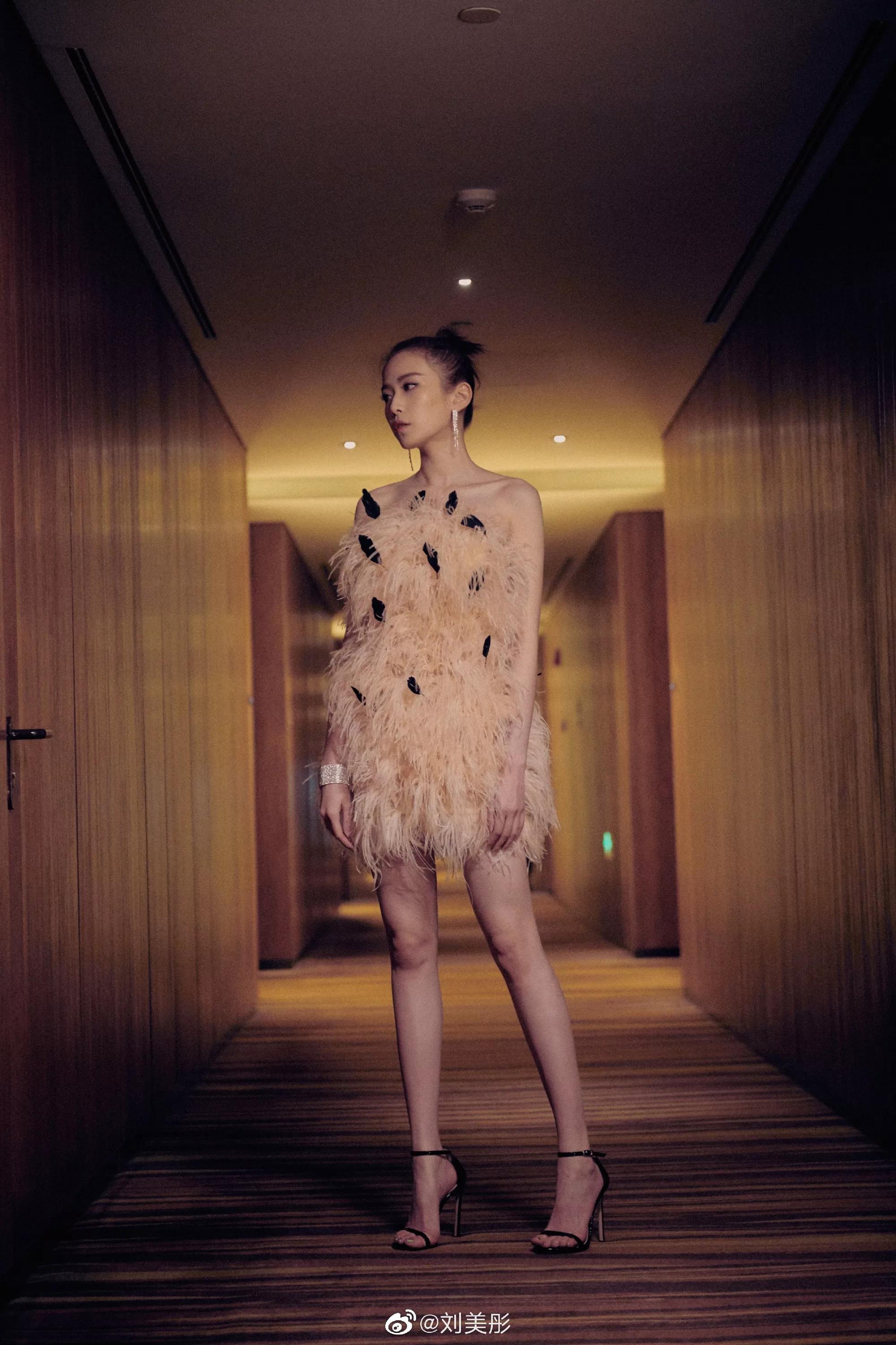 Liu Meitong with long legs is hard to distinguish between male and ...