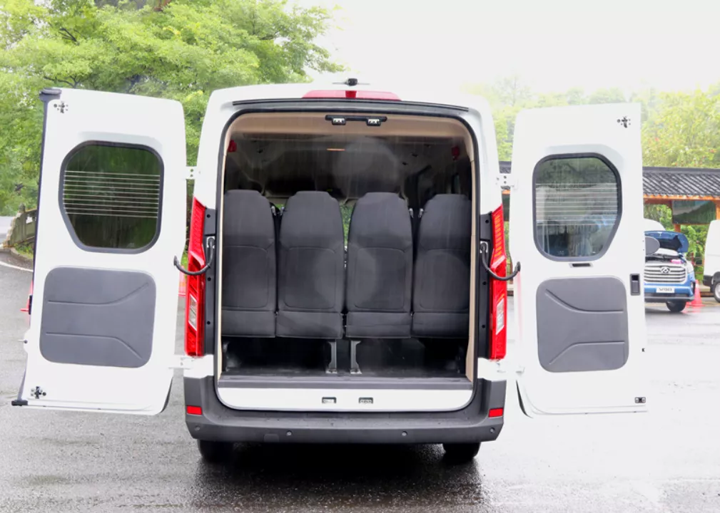 Test drive SAIC MAXUS EV90: The space is so big that there are no ...
