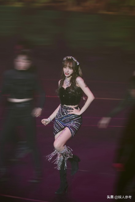 What a beautiful and beautiful Cheng Xiao deciduous brown vest dress ...