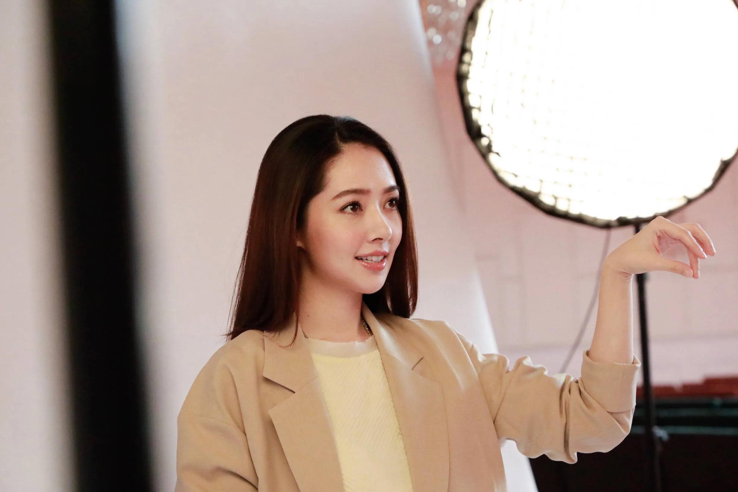 Female celebrity black long straight first love hairstyle, Yang Mi, Qin ...