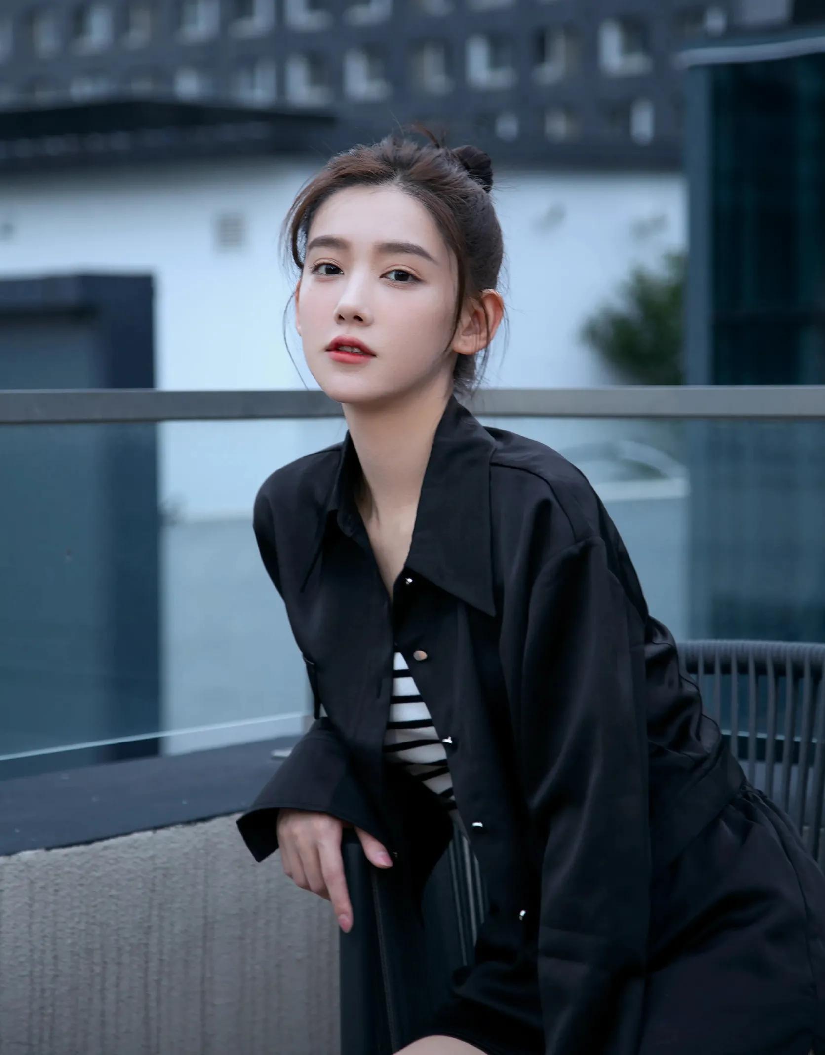 Gentle, charming, confident, free and easy Li Muchen - iNEWS