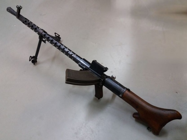 German Roaring Fire: The Sin of MG15 Machine Gun, the two versions have ...