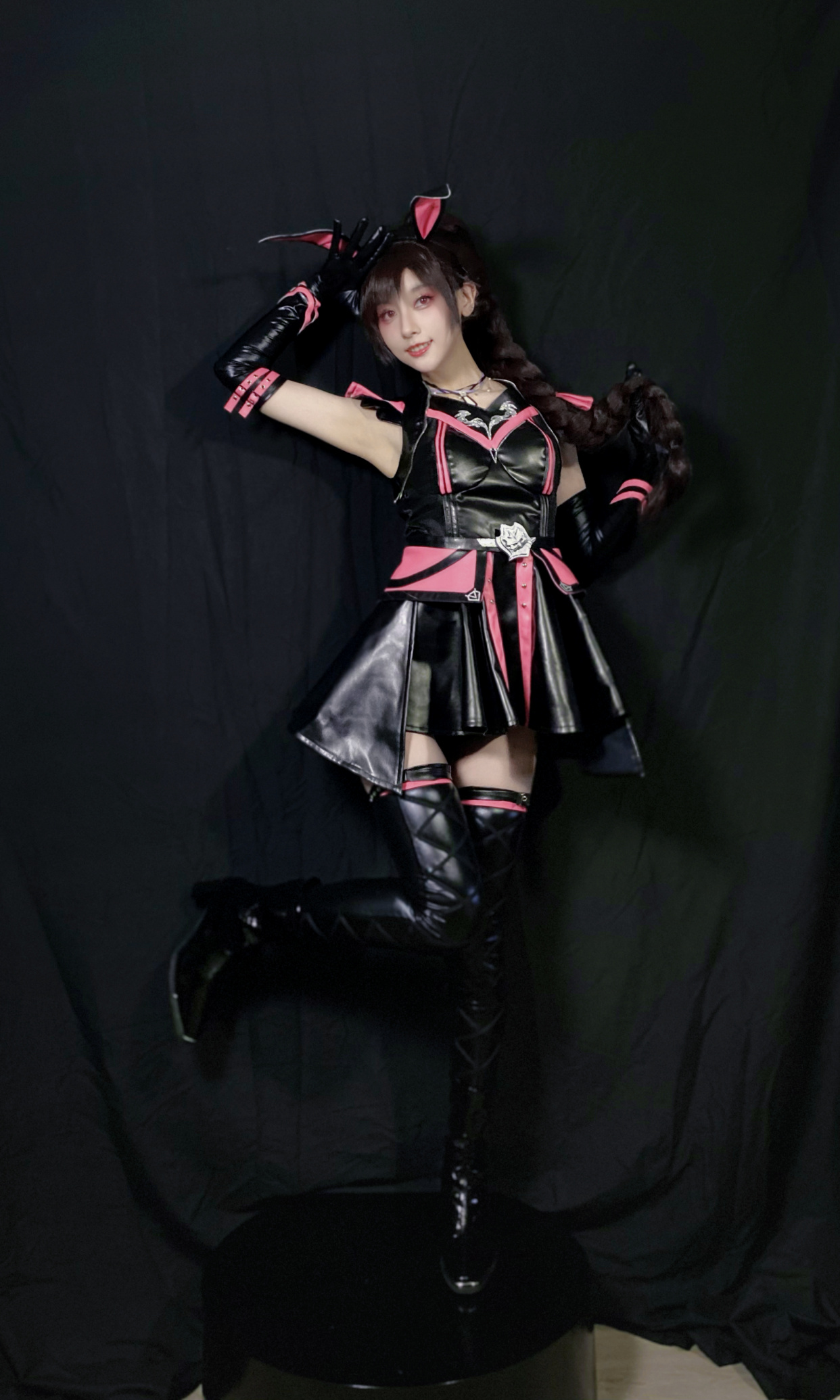 This coser is absolutely amazing. Xiao Wu in the cos uniform is even ...