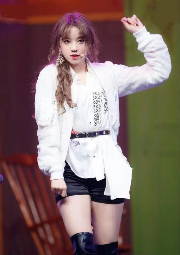 In "2060", Song Yuqi is fascinated by Yu Jie and instantly becomes a ...