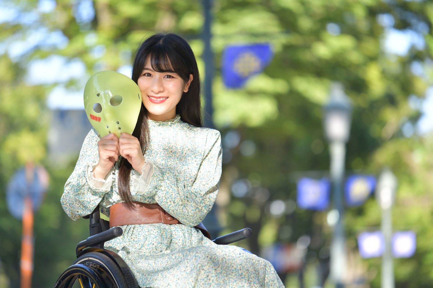 Japanese actress was hit by a giant billboard!Paralyzed in a wheelchair ...