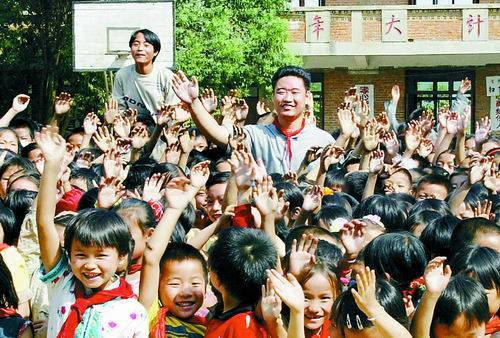 Singer Cong Fei passed away suddenly in 2006, and his wife passed away ...