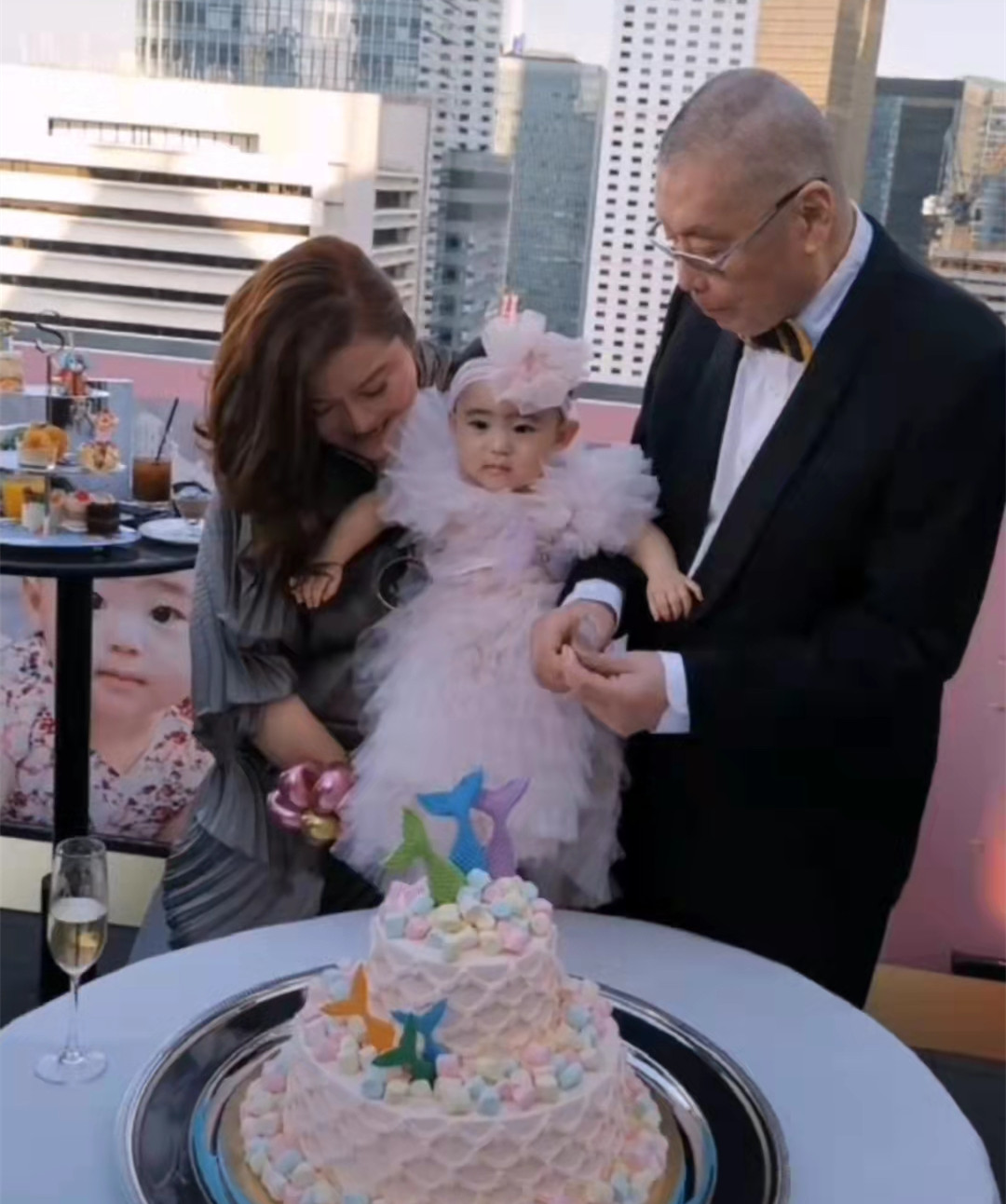 82-year-old artist Liu Shikun celebrates his daughter's birthday, and ...