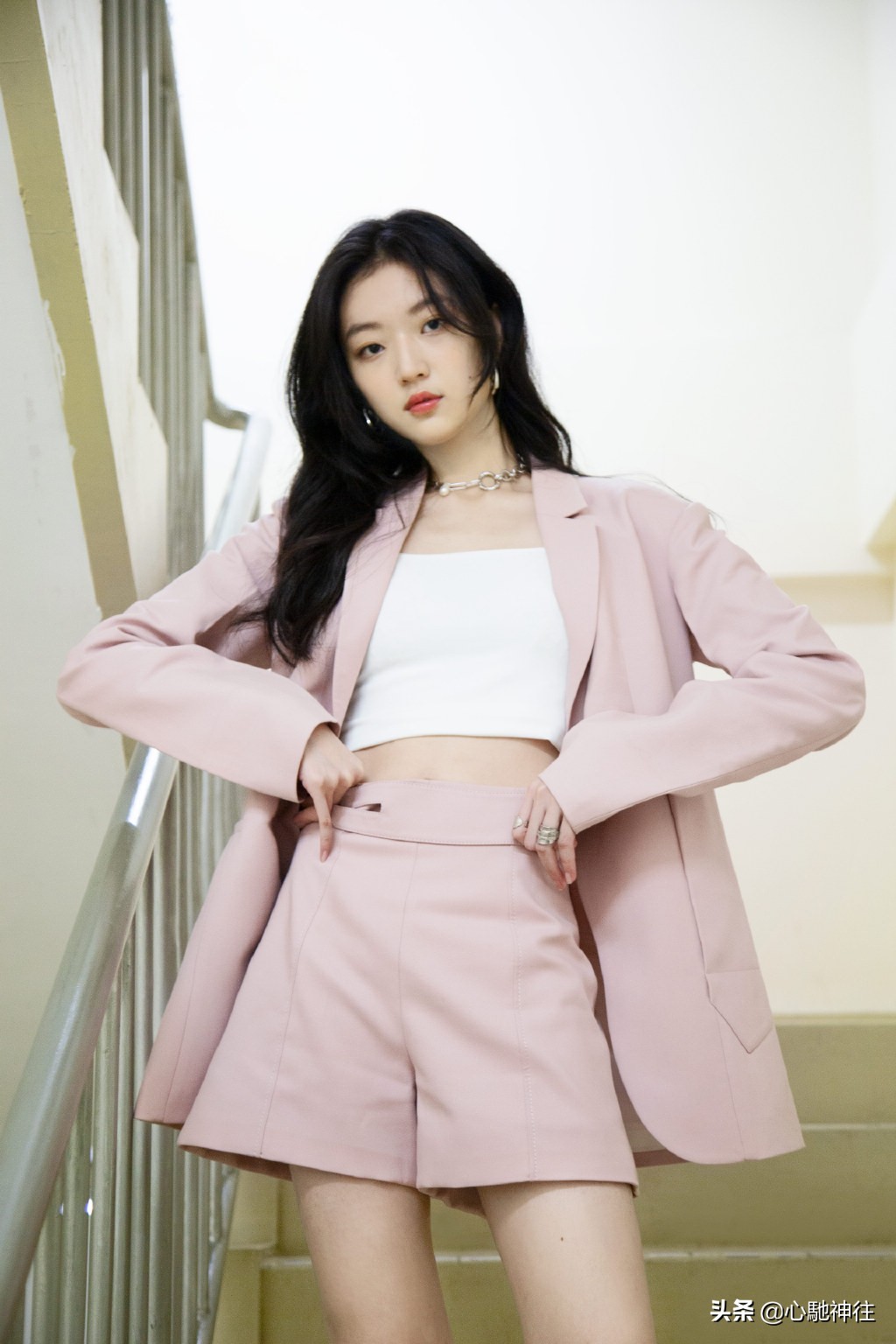 "Little Quan Jixian" Sun Qianyi wears a pink suit, fresh and elegant ...