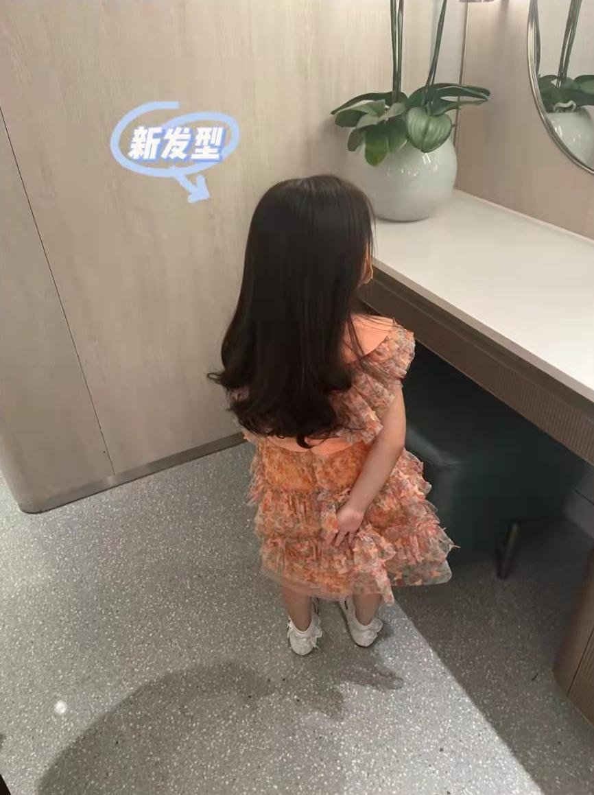 Fang Yuan shared a recent photo of her two daughters. The sisters wore ...
