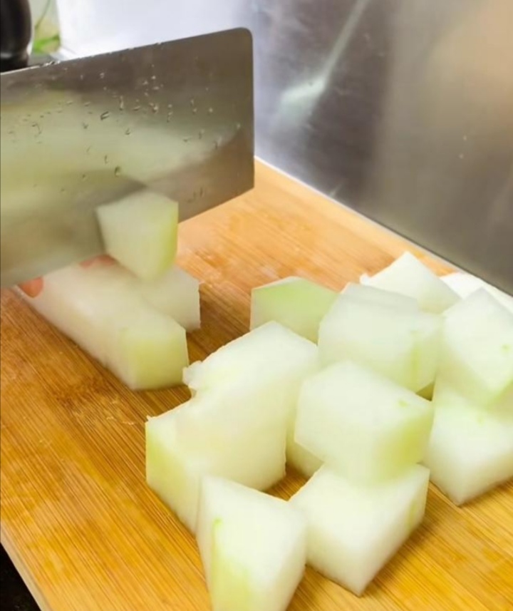 Eat winter melon in summer and make a winter melon pork rib soup - iNEWS