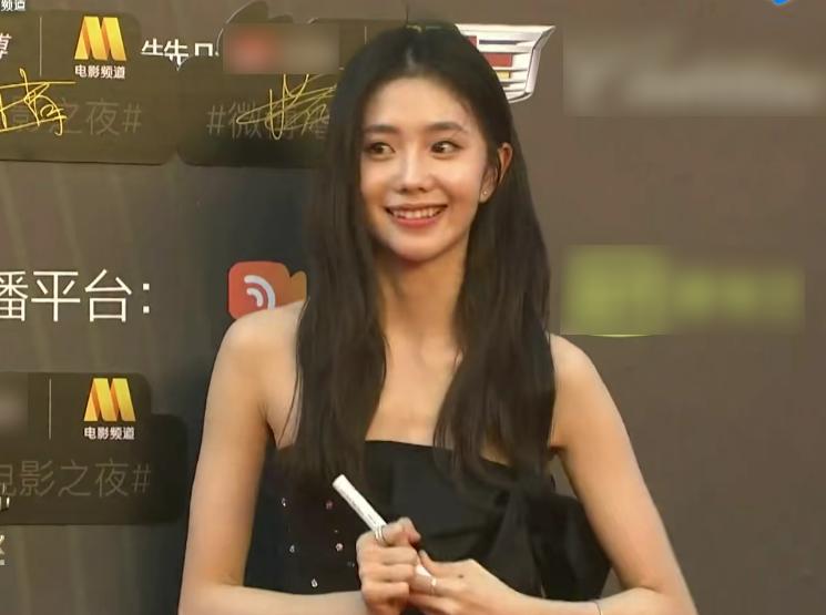 Weibo night on the red carpet, Jing Tian Ni Ni has outstanding ...