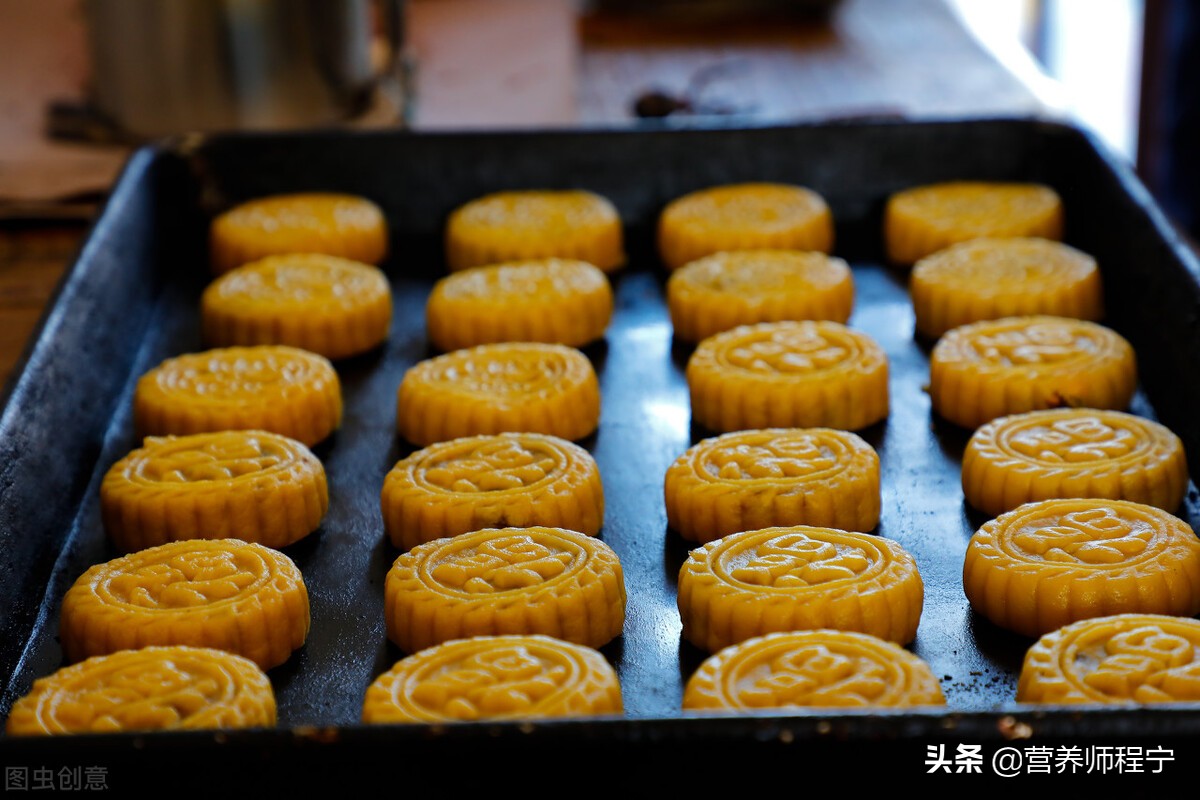 Can be sweet or salty and crispy, learn how to make Cantonese mooncakes ...