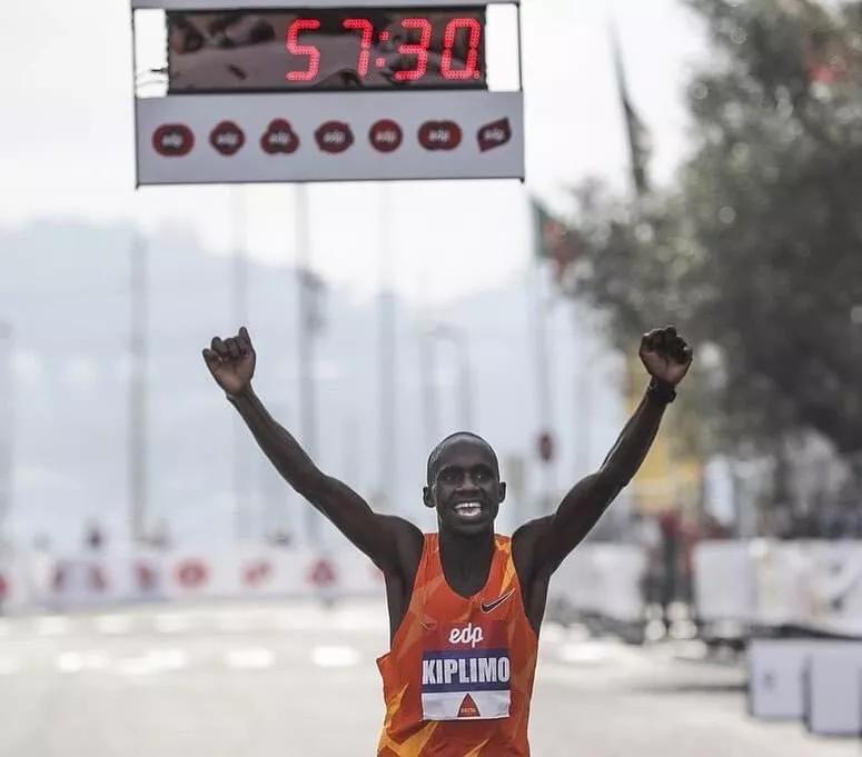 57:31!The new half-marathon world record was born, with an average pace ...