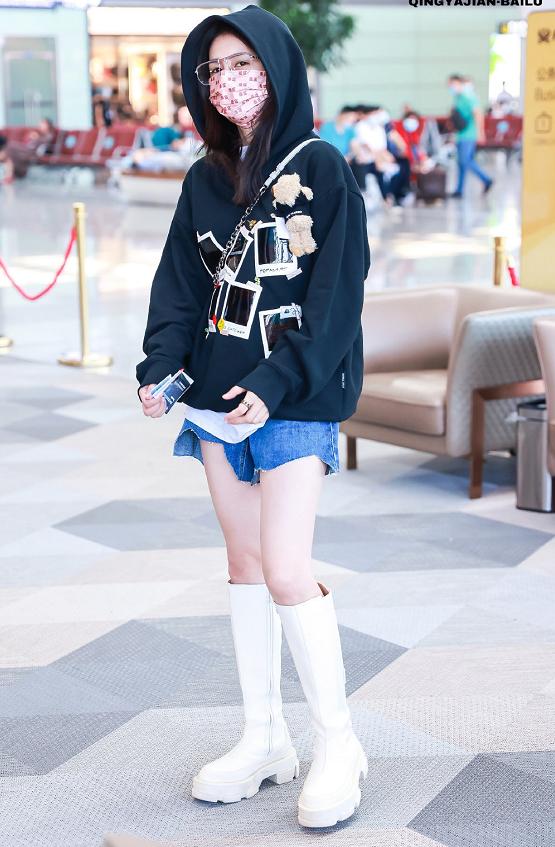 Bailu's clothes are really fashionable outside the theater!The black ...