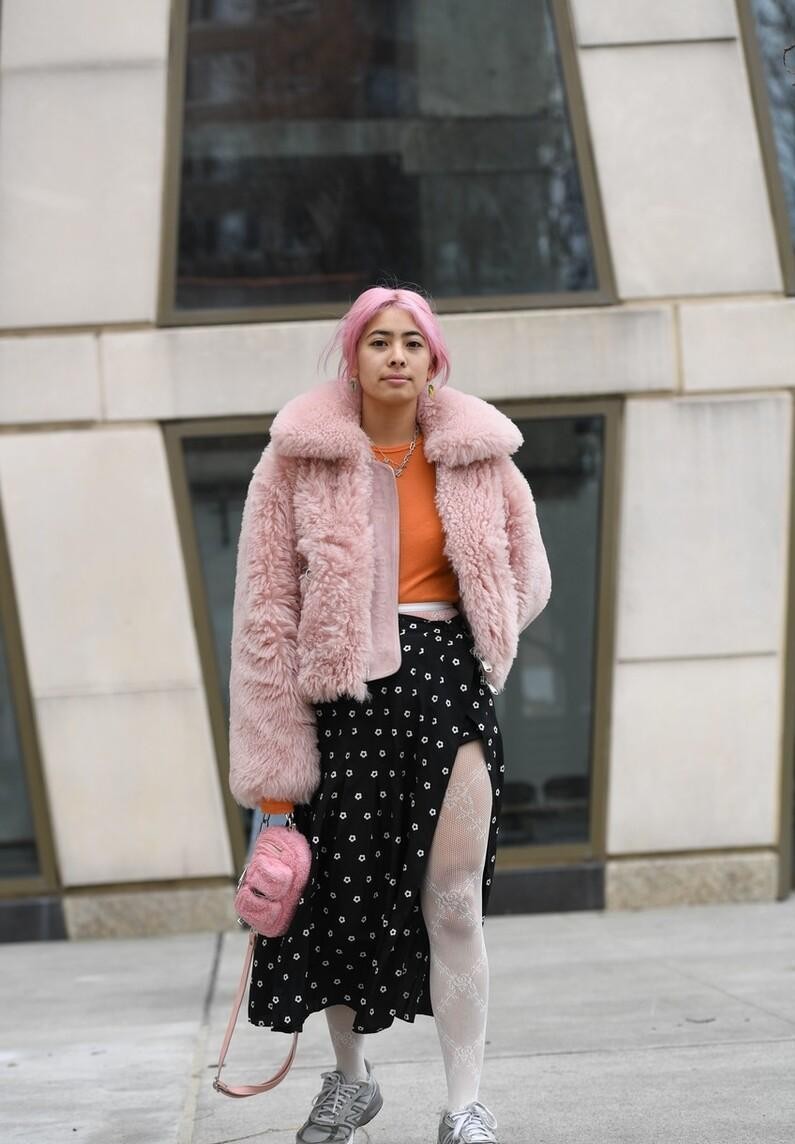 What is cute and warm to wear in winter?A fluffy lamb velvet coat is ...