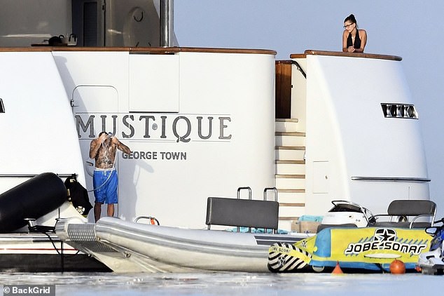 Justin Bieber takes a bath on the yacht, Hailey admires it from a high ...