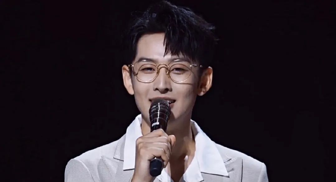 What is the background of Qi Sijun, the host of "Big Brother Overcoming ...
