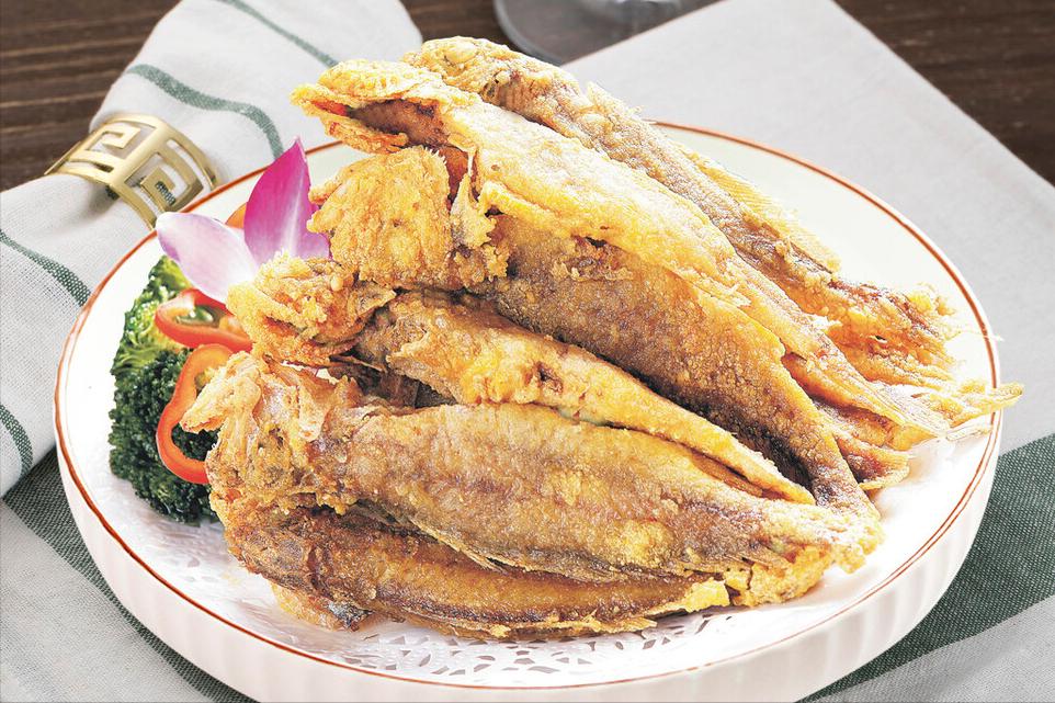 Deep-fried small yellow croaker, don't just add flour to it, put 2 more ...