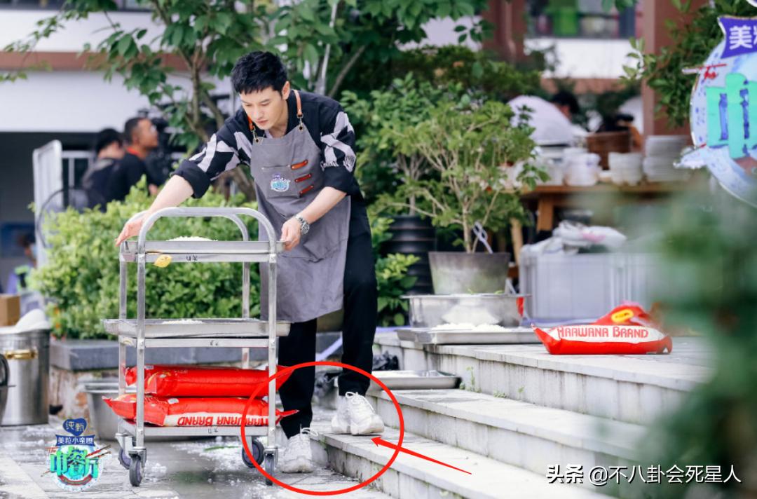 Huang Xiaoming's idol has a heavy burden. He wears thick-soled boots on ...