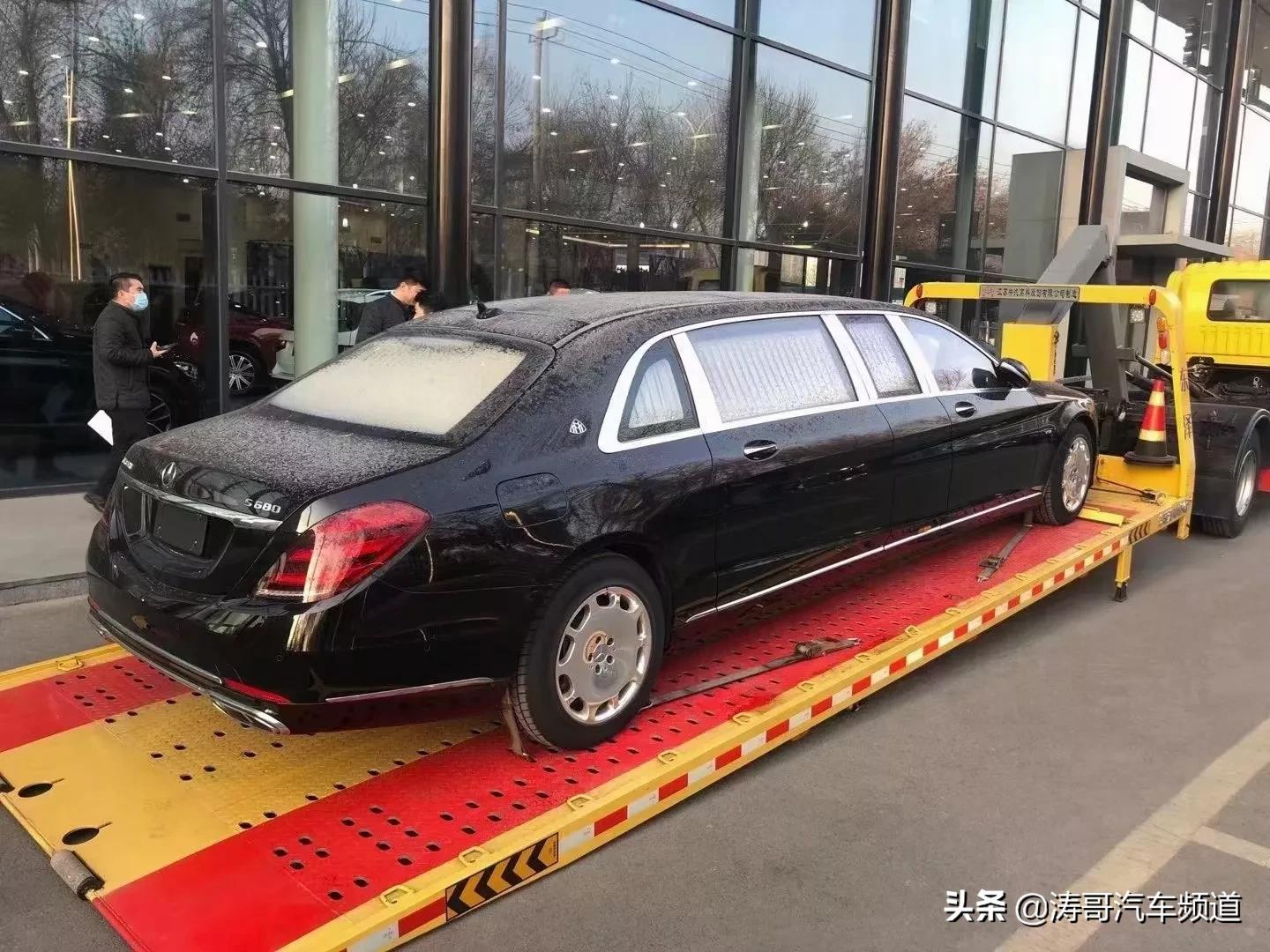 A real shot of 12.88 million Mercedes-Benz S680 Pullman, a walking office building! - iNEWS