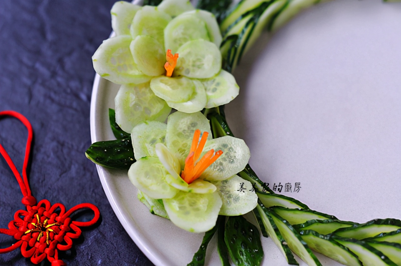 Teach you how to use cucumbers for dish decorations, no need to carve ...