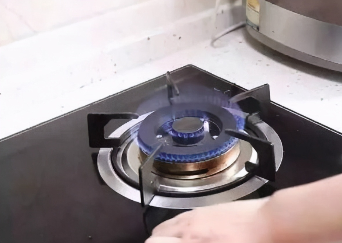 Poke this "small hole" on the gas stove, you can save hundreds of ...