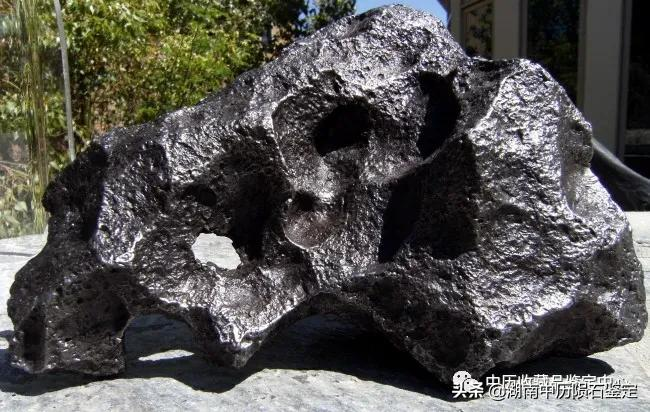 Comprehensive picture and text of iron meteorite identification - iNEWS