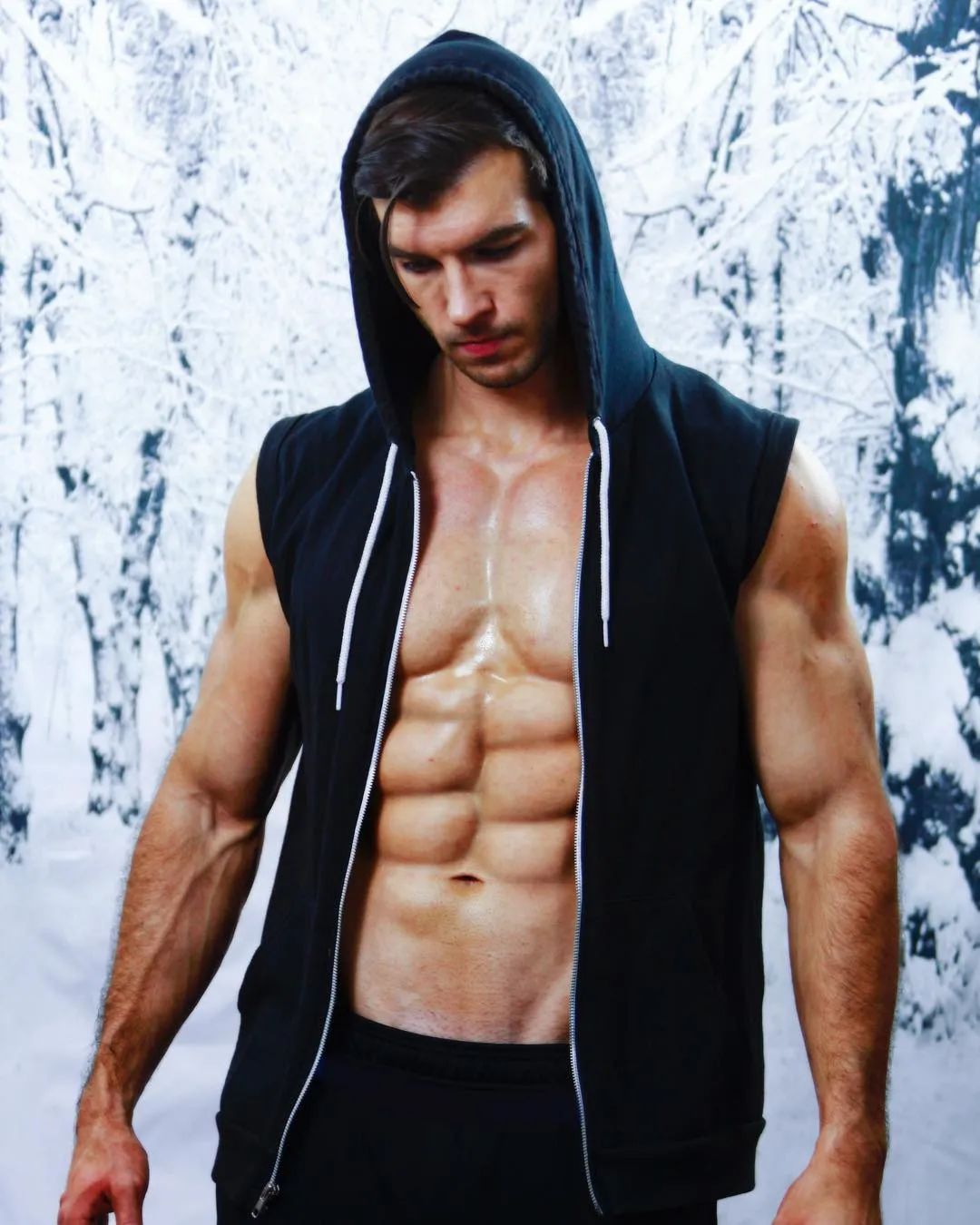 The muscular actor who participated in "Beauty Terror", his abdominal ...