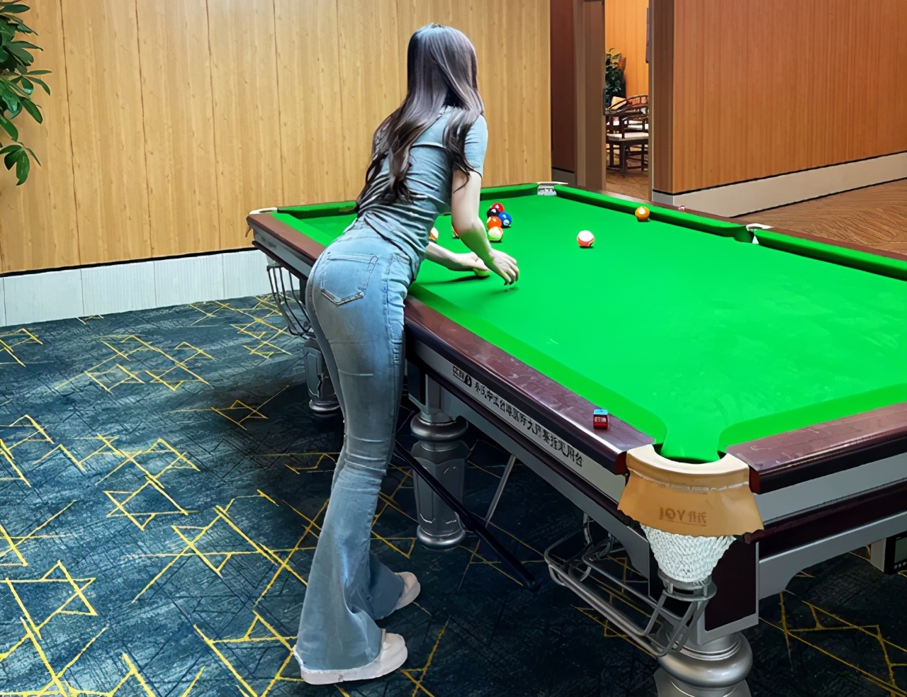 The most beautiful billiard goddess Wang Zhongyao took a photo and ...