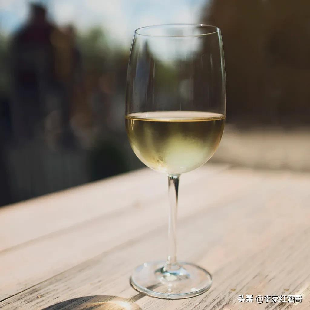 Why does wine taste a bit sour? - iMedia