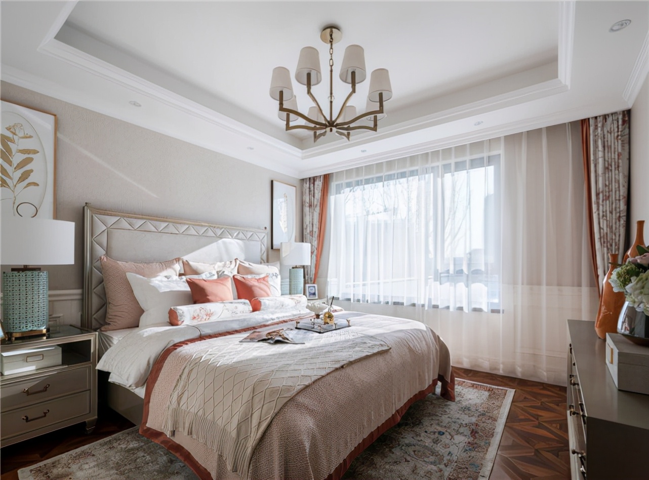 The 270-square-meter three-bedroom room twists around the boundary ...