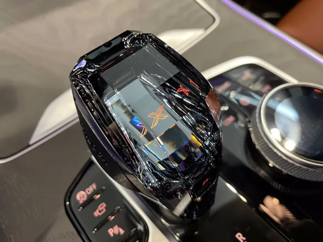 "BMW Crystal Gear Lever", beautiful! - iNEWS
