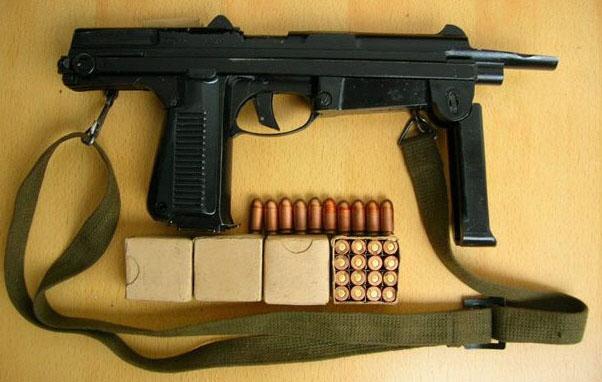 Type 82 submachine gun - iMedia