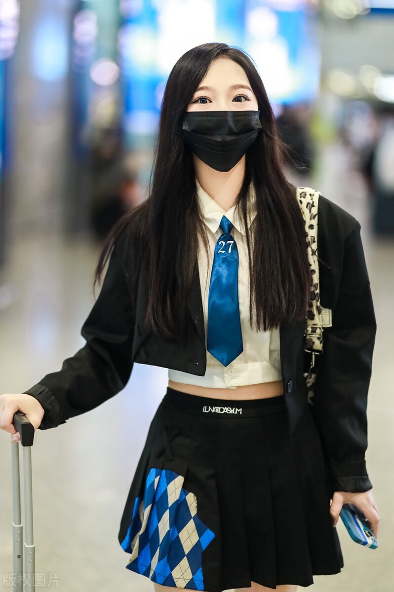 Yang Ruihan wears a JK suit to show her small waist and beautiful legs ...