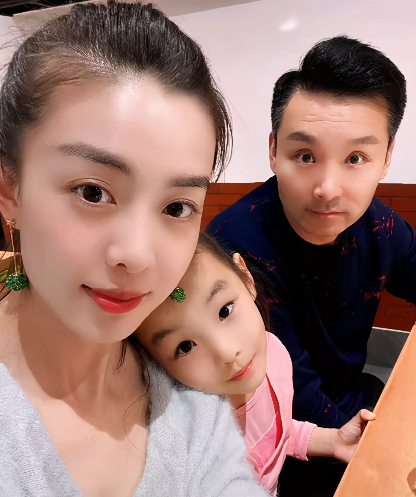 Liu Hegang accompanies his wife and daughter back to her parents' home ...