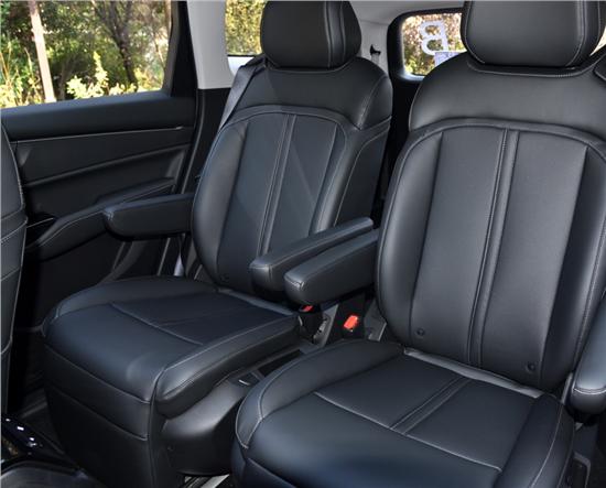 A different Wuling Capgemini, nearly 4 meters in length, with 6/4 seats ...