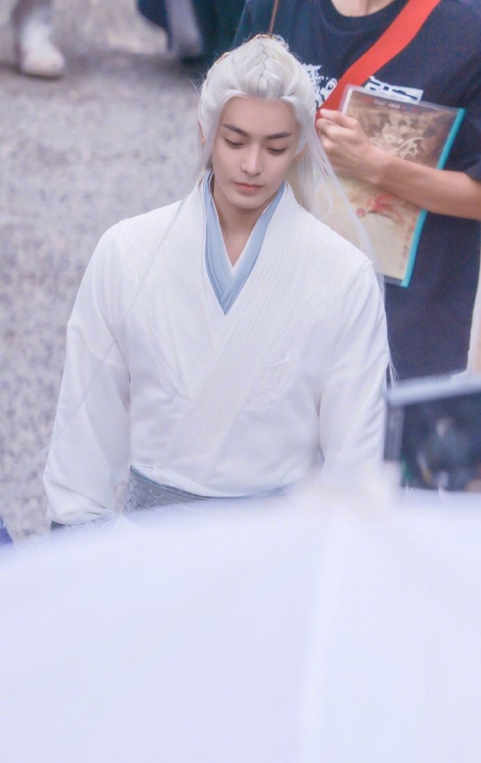Hou Minghao has another new drama, and his costume in white clothes is ...