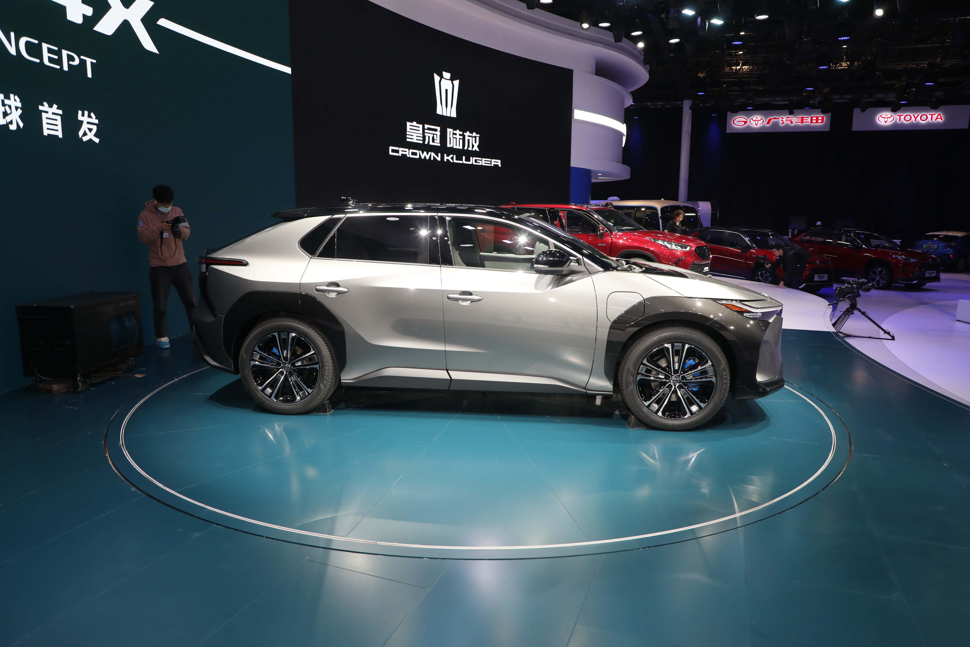 With roof solar charging board, Toyota bZ4X mass production version of ...